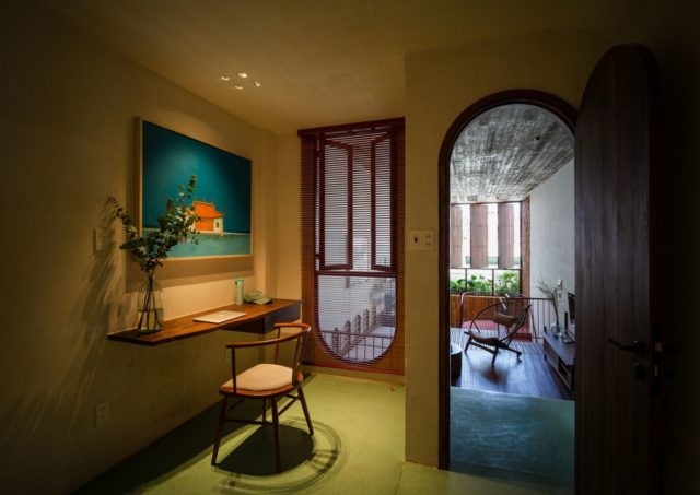 H House Stuns With Its Eight Rotating Door Façade