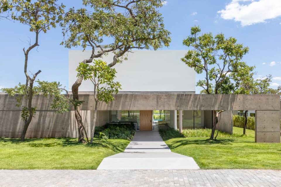 8 Brazilian Homes That Redefine Architectural Beauty