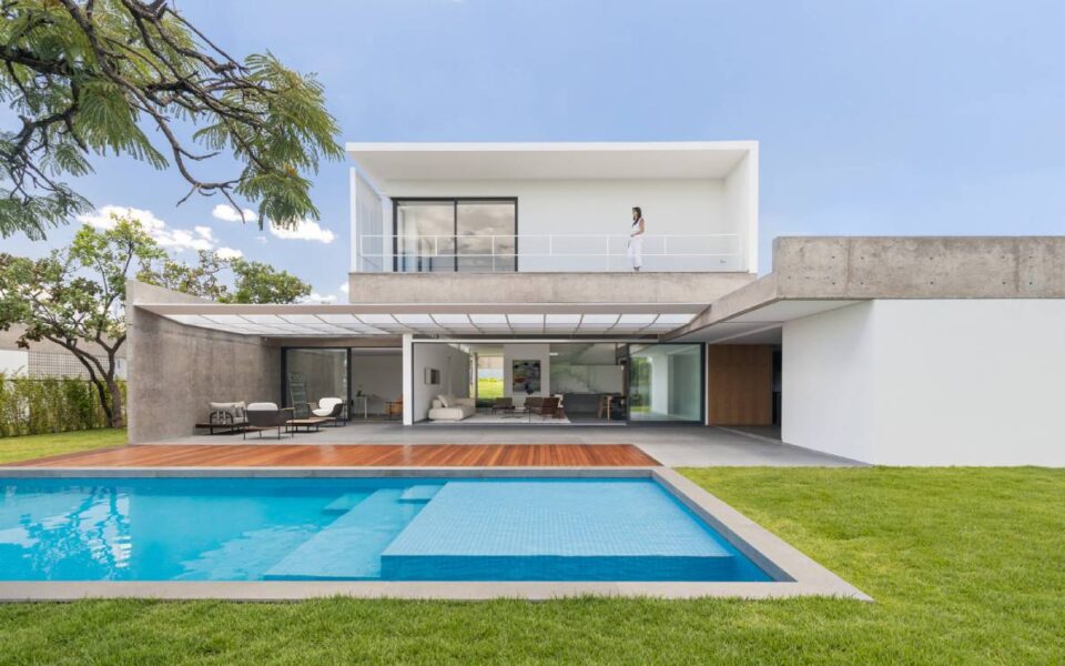 8 Brazilian Homes That Redefine Architectural Beauty