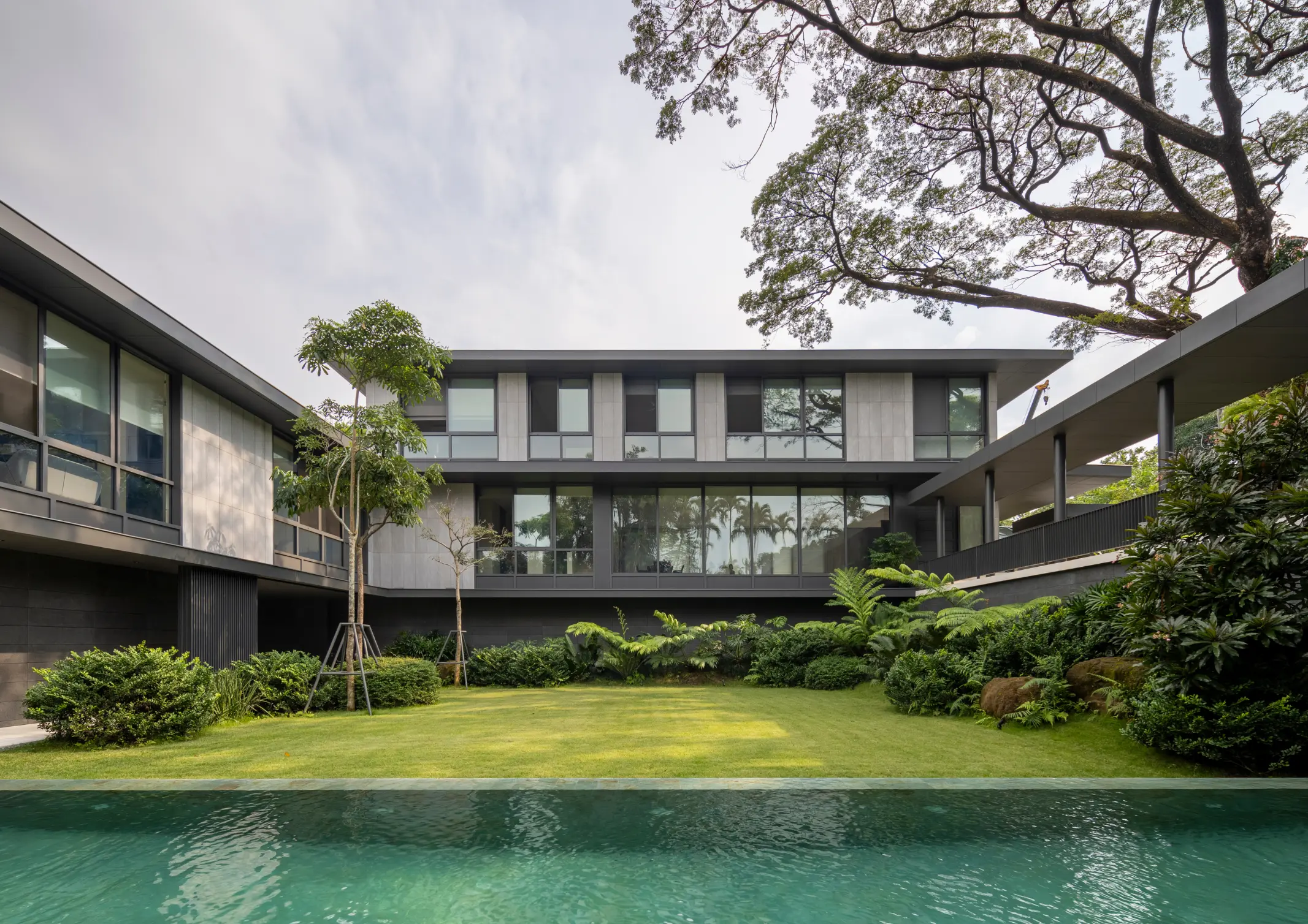 Cuerva Residence: Nature Meets Modern
